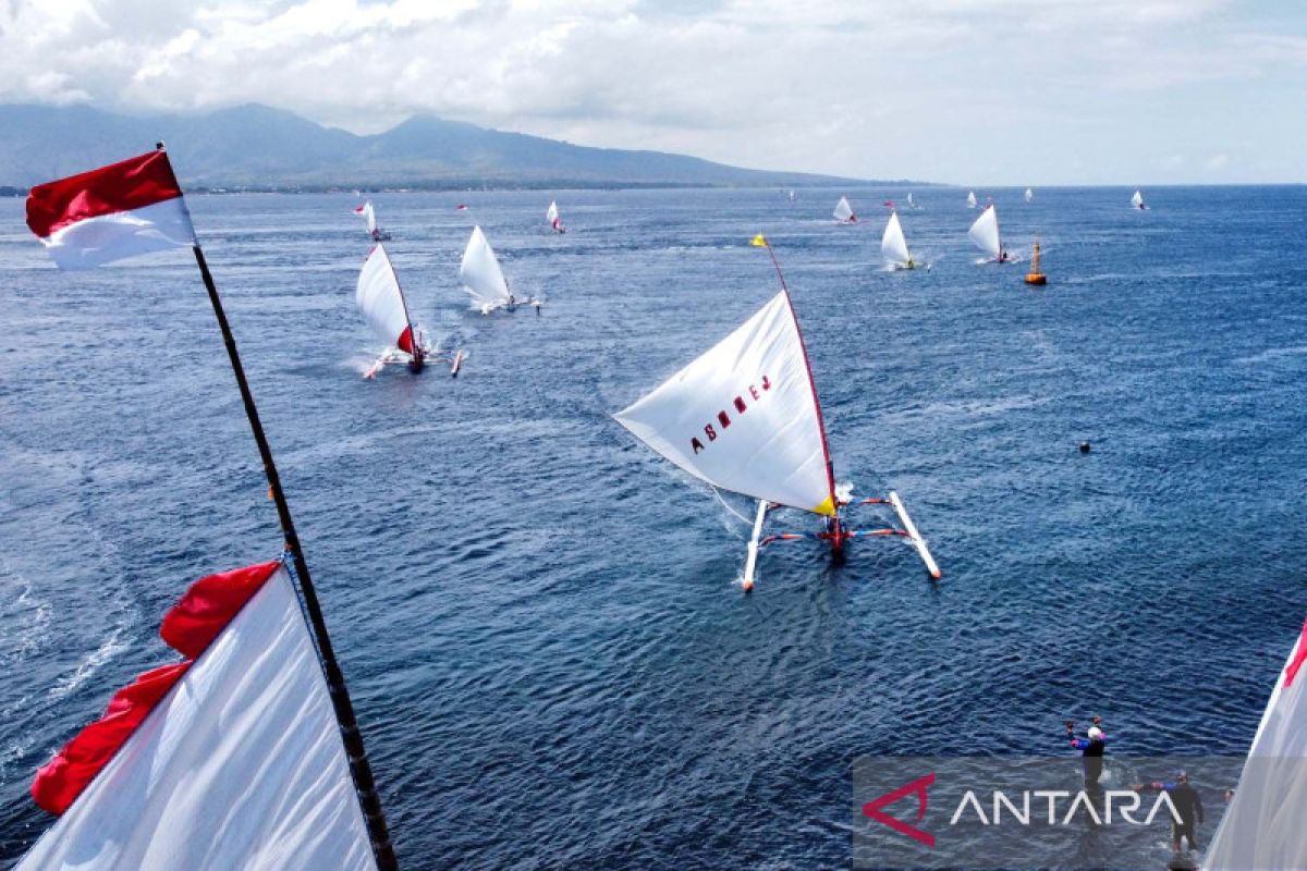 Lomba perahu layar di Selat Bali - ANTARA News