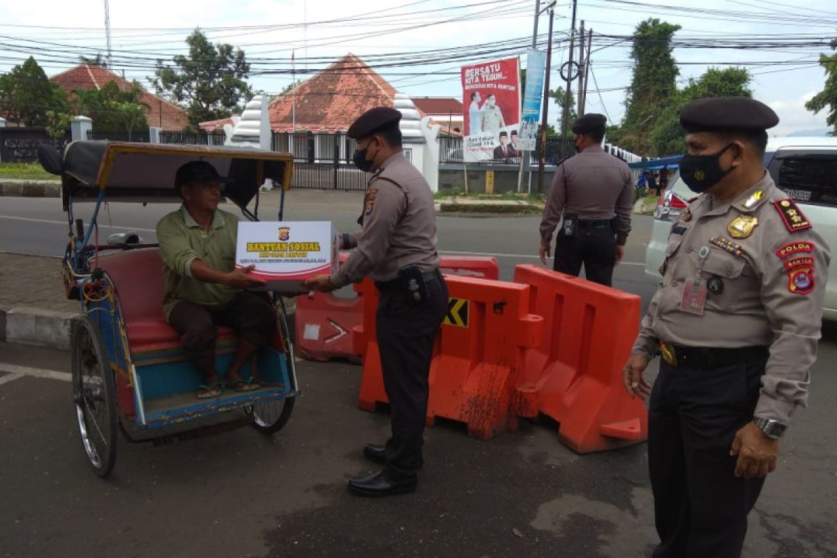 Polda Banten Bagikan Sembako Bantu Warga Terdampak Penyesuaian Bbm