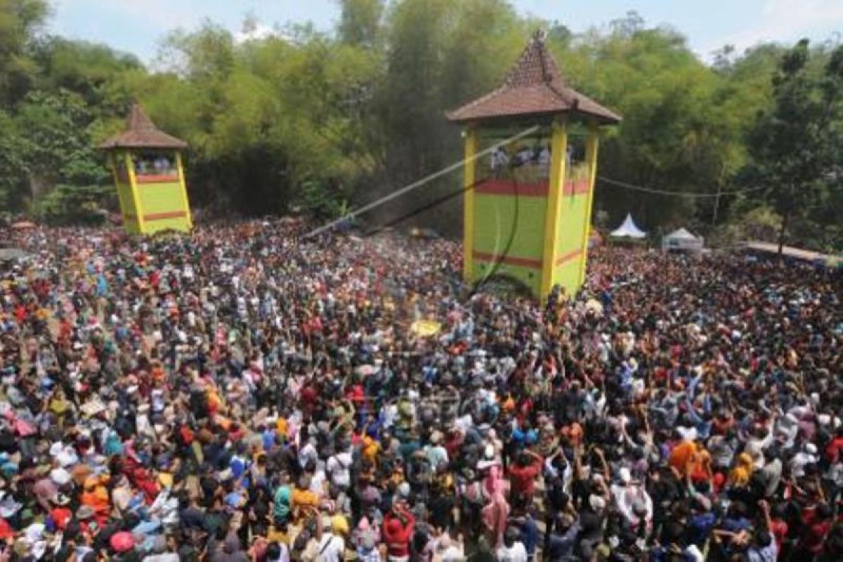 Tradisi Sebar Apem Yaa Qawiyyu - ANTARA Sumbar