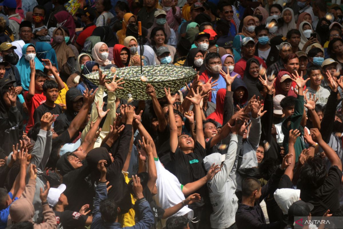 Tradisi sebar apem Yaa Qawiyyu - ANTARA News