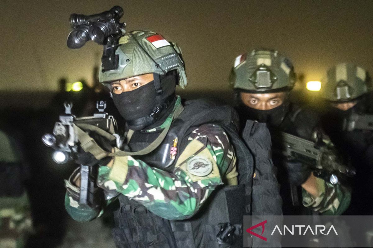 Aksi prajurit TNI AL saat latihan operasi dukungan pasukan khusus di Pulau Damar - ANTARA News