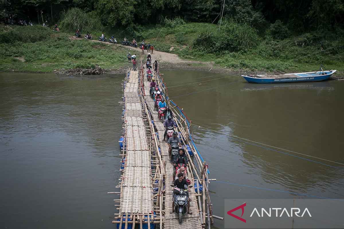 Jembatan sesek bambu alternatif penghubung Mojolaban-Kampung Sewu ...