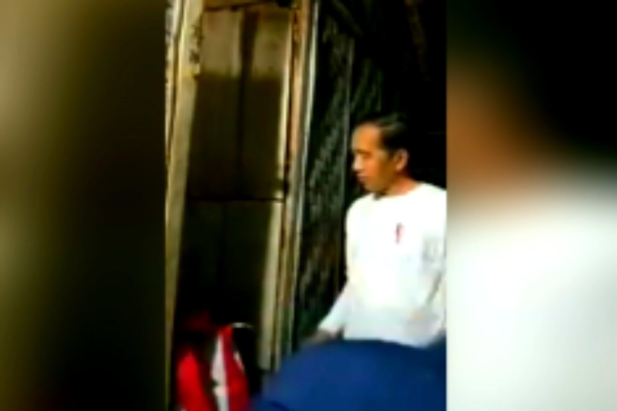 Presiden Jokowi mengunjungi rumah warga di Baubau malam hari beri bantuan - ANTARA News Sulawesi ...