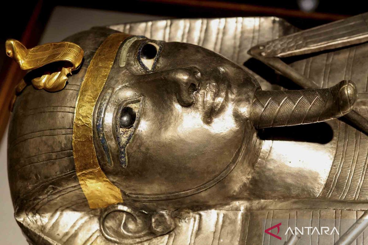 Melihat koleksi artefak kuno peninggalan sejarah di Museum Nasional ...