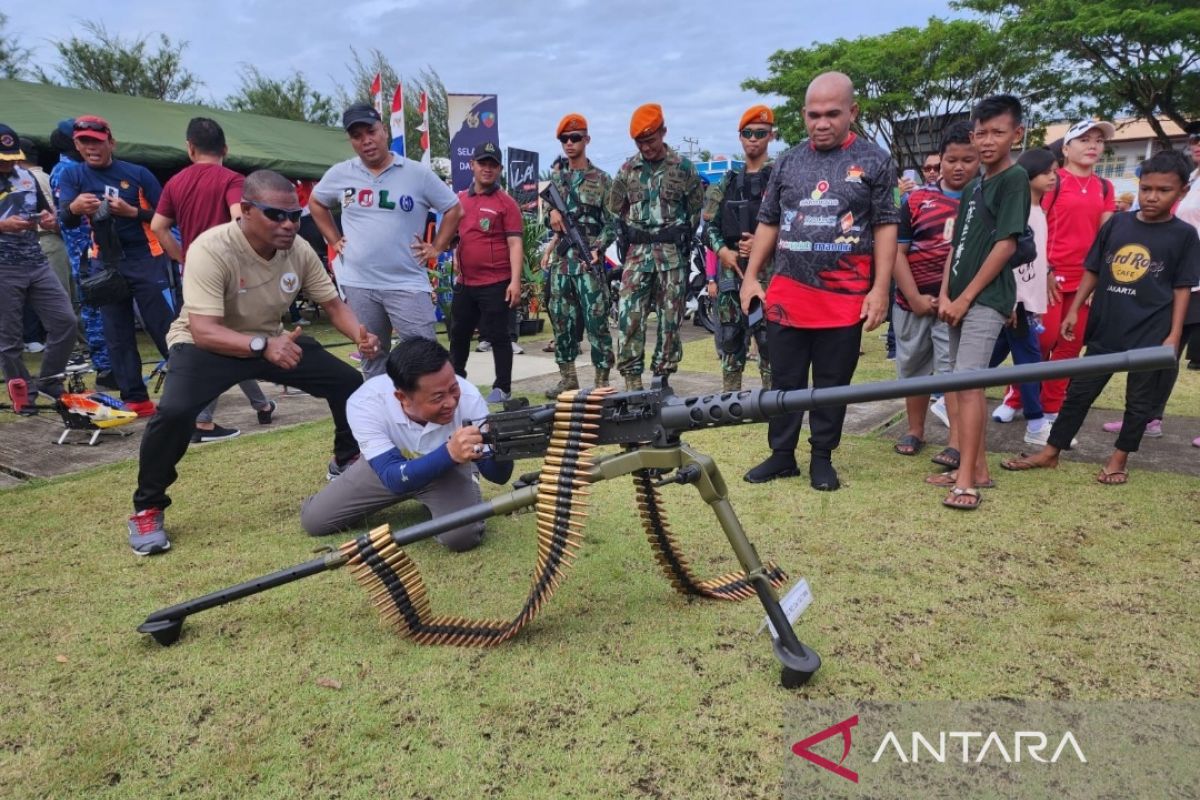 Warga antusias hadiri pameran alutsista TNI di Pantai Piwang Natuna - ANTARA News Kepri