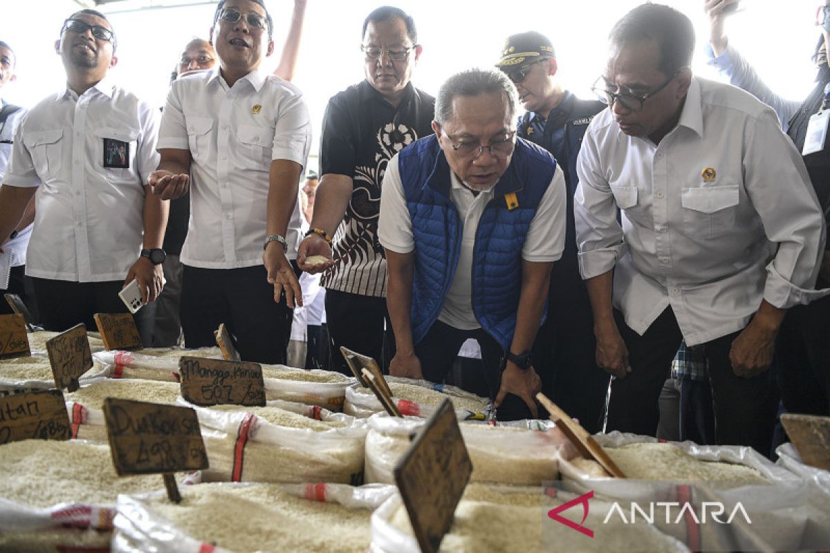 Mendag pantau harga dan distribusi beras di Pasar Induk Cipinang ... Mendag pantau harga dan distribusi beras di Pasar Induk Cipinang ...