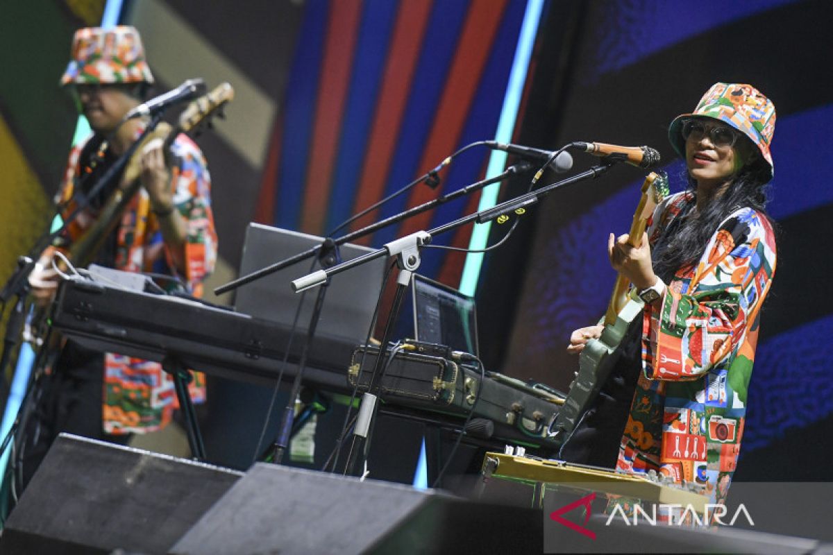 Aksi Endah N Rhesa pada hari pertama Synchronize Fest 2022 - ANTARA News