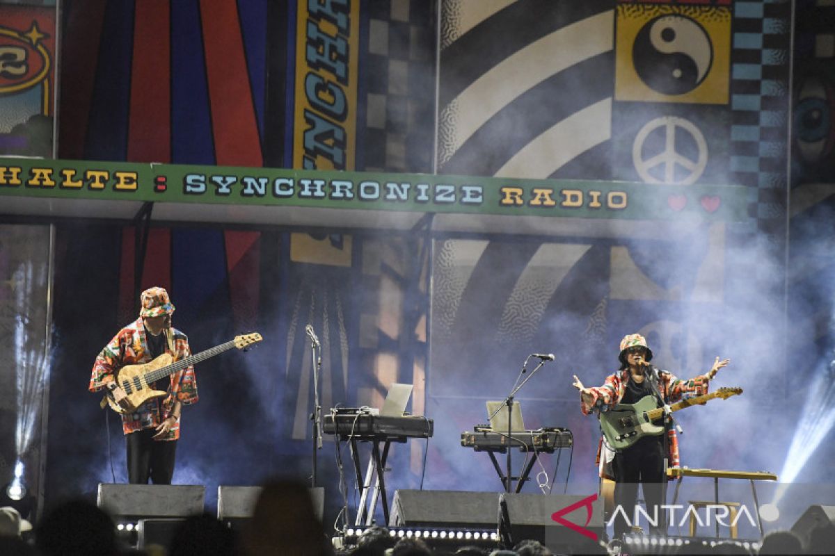 Aksi Endah N Rhesa pada hari pertama Synchronize Fest 2022 - ANTARA News