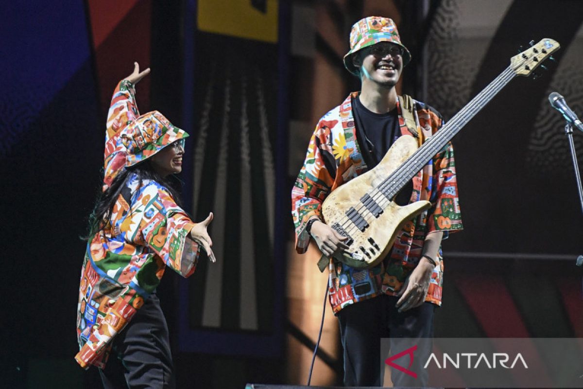 Aksi Endah N Rhesa pada hari pertama Synchronize Fest 2022 - ANTARA News