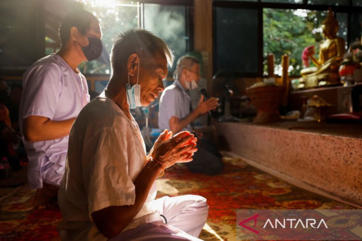Warga Thailand berdoa bagi anak-anak korban pembunuhan massal - ANTARA News
