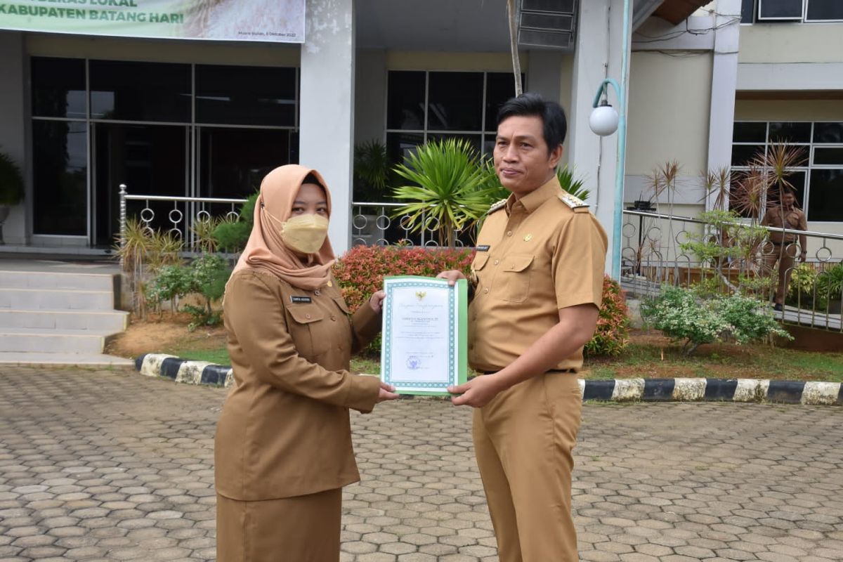 Bupati Batanghari berikan penghargaan kepada ASN berprestasi - ANTARA ...