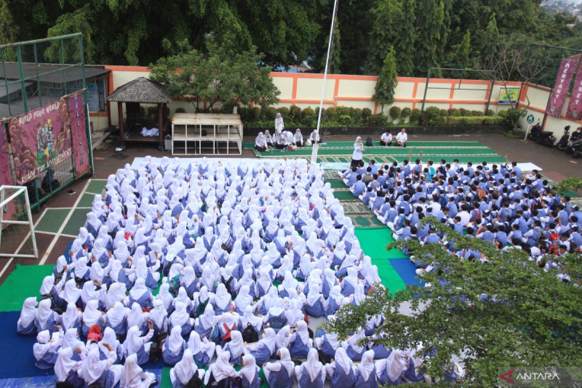 Proses belajar siswa MTSN 19 Jakarta Pascabanjir - ANTARA News