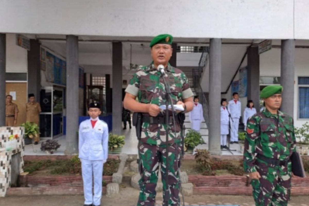 Kapten Inf.Budiono pembina upacara di SMA Negeri I Tebing Tinggi ...