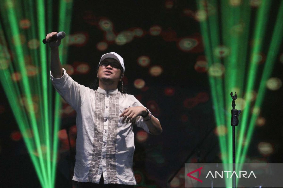 Aksi Denny Caknan dan Letto saat harlah Universitas NU di Surabaya ...