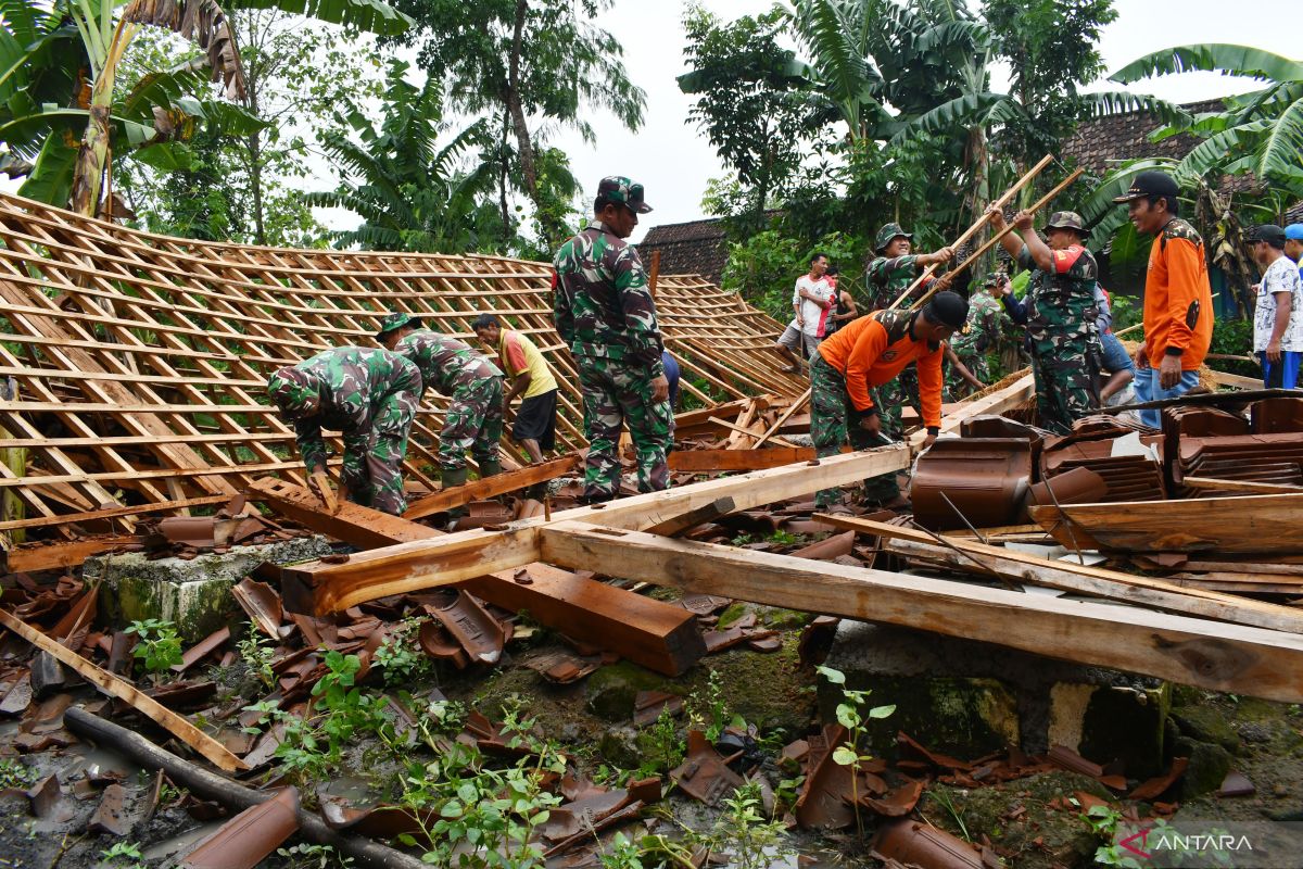 Dampak angin kencang di Madiun - ANTARA News Jawa Timur