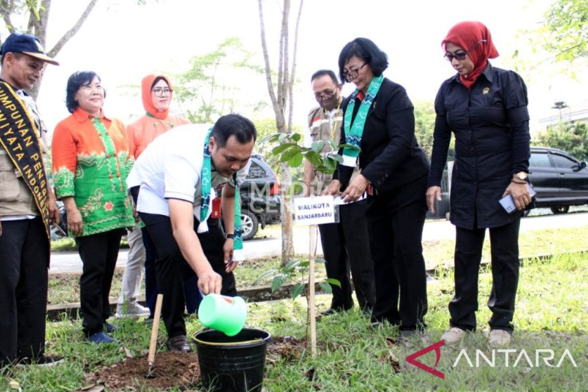 Wali Kota canangkan program satu anak tanam satu pohon - ANTARA News Kalimantan Selatan