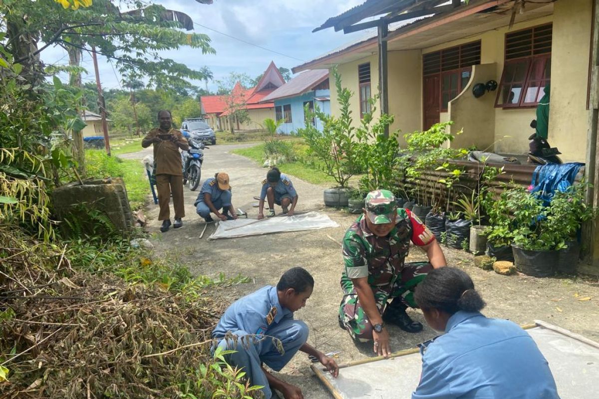 Babinsa beri pendampingan siswa SMKN Masram buat penangkaran ikan lele ...