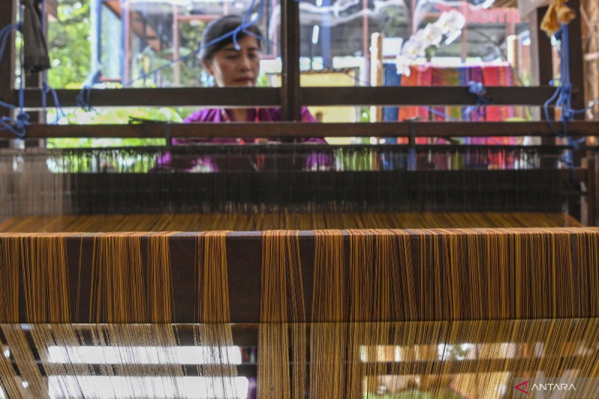 Kain tenun Endek untuk suvenir KTT G20 di Bali - ANTARA News