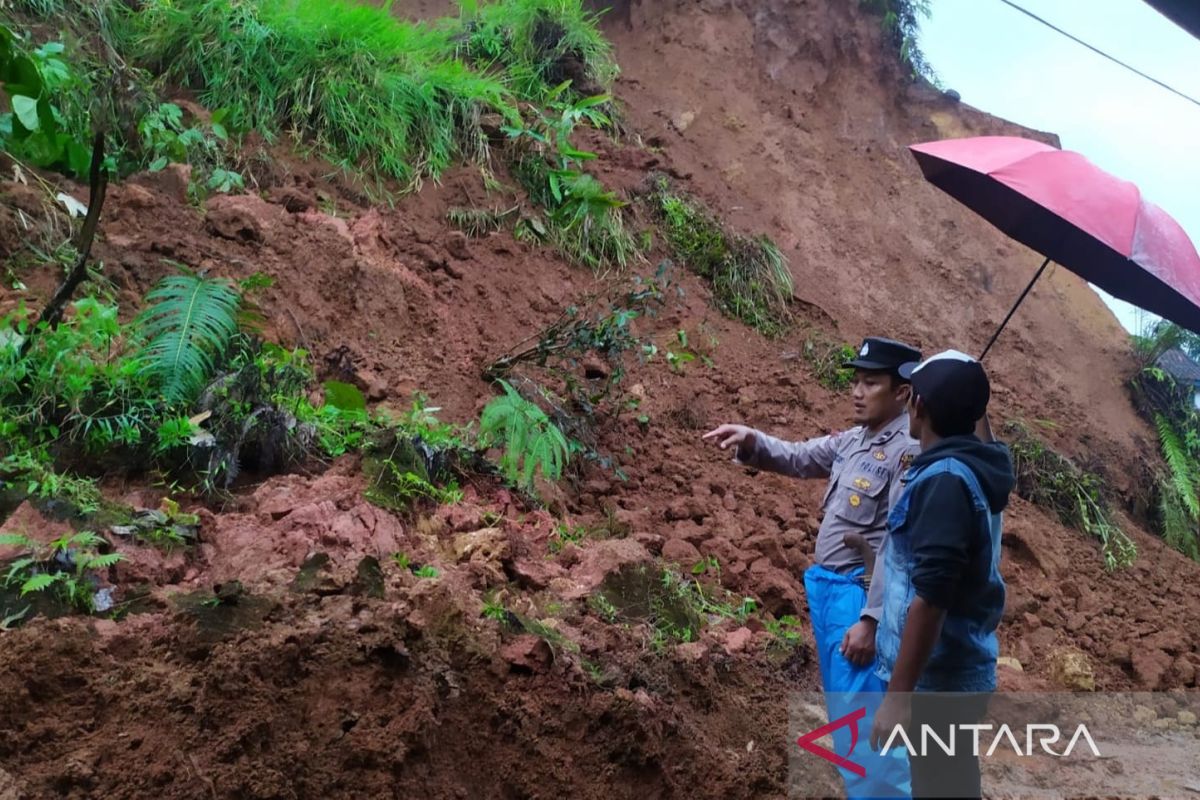 Jalan provinsi di Malalak Agam tertimbun tanah longsor - ANTARA Sumbar Jalan provinsi di Malalak Agam tertimbun tanah longsor - ANTARA Sumbar