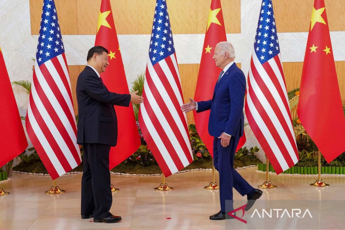 Jabat tangan erat Presiden AS Joe Biden dan Presiden China Xi Jinping di KTT G20 di Bali ...