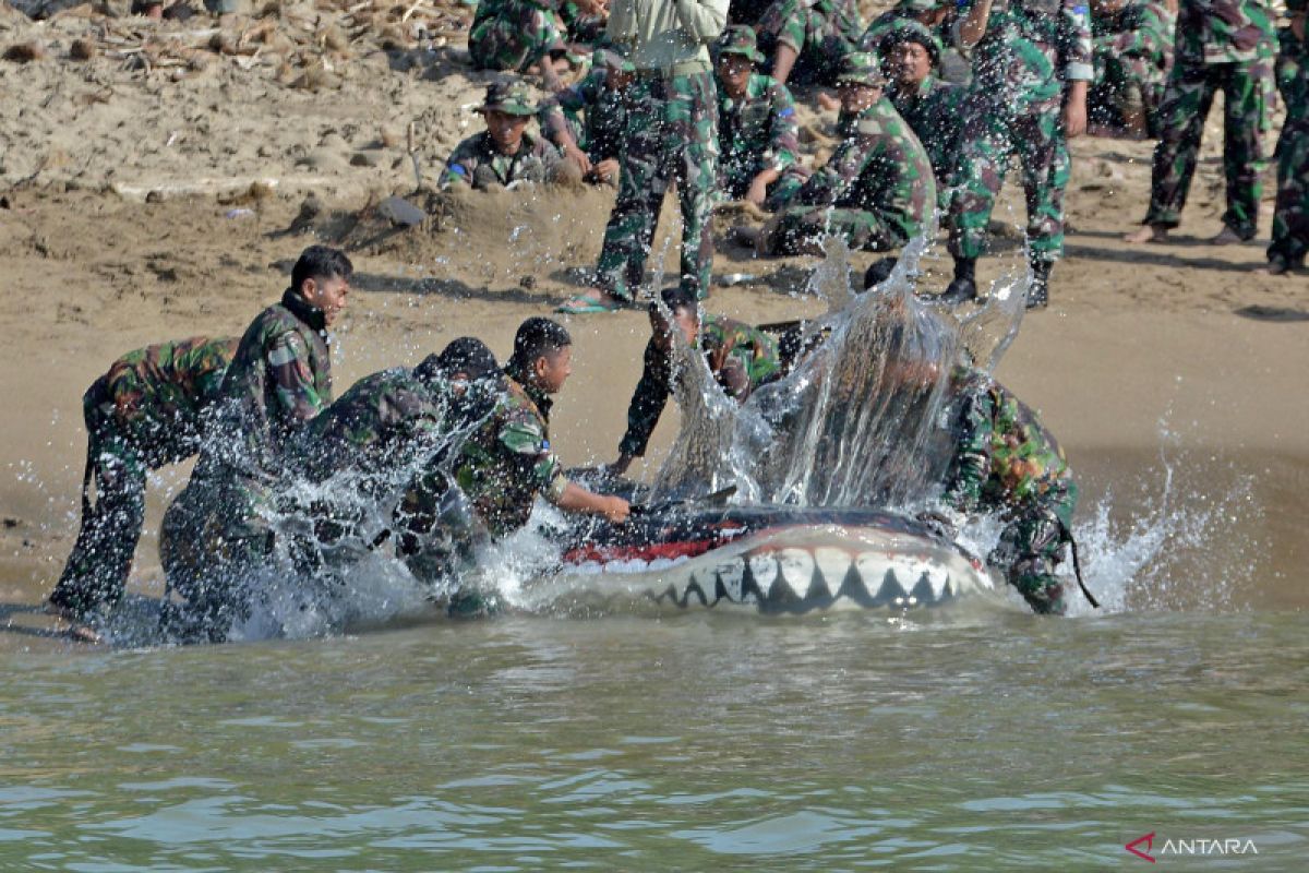 Latihan perahu karet marinir di Malang - ANTARA News