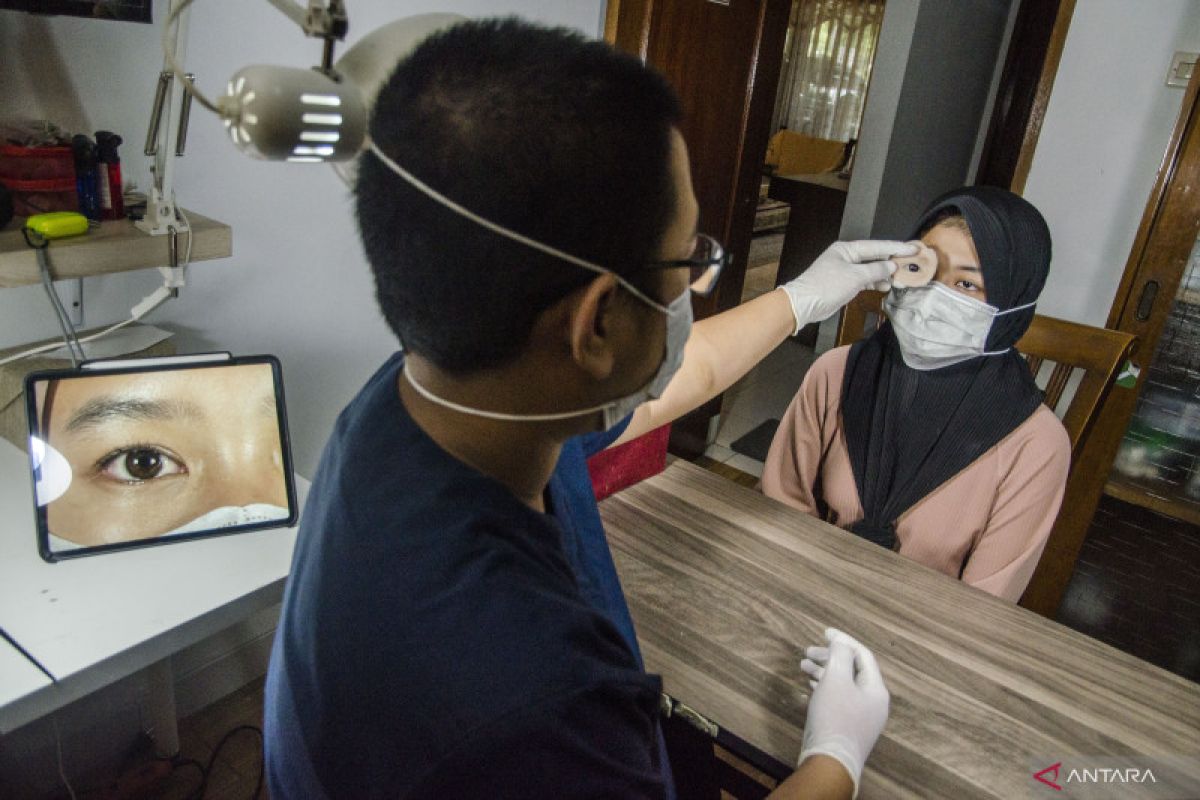 Produksi protesa mata di Bandung - ANTARA News