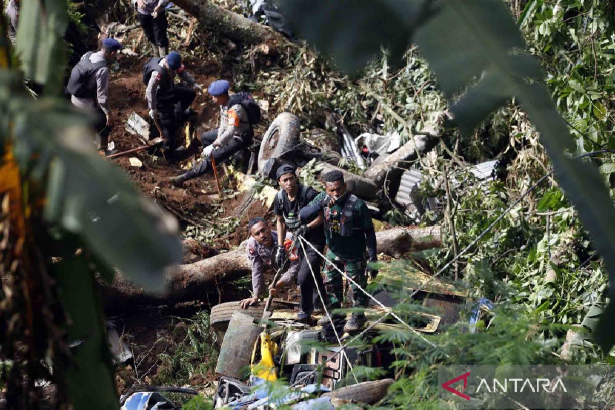 Tim SAR gabungan gelar operasi pencarian korban tertimbun longsor gempa Cianjur - ANTARA News
