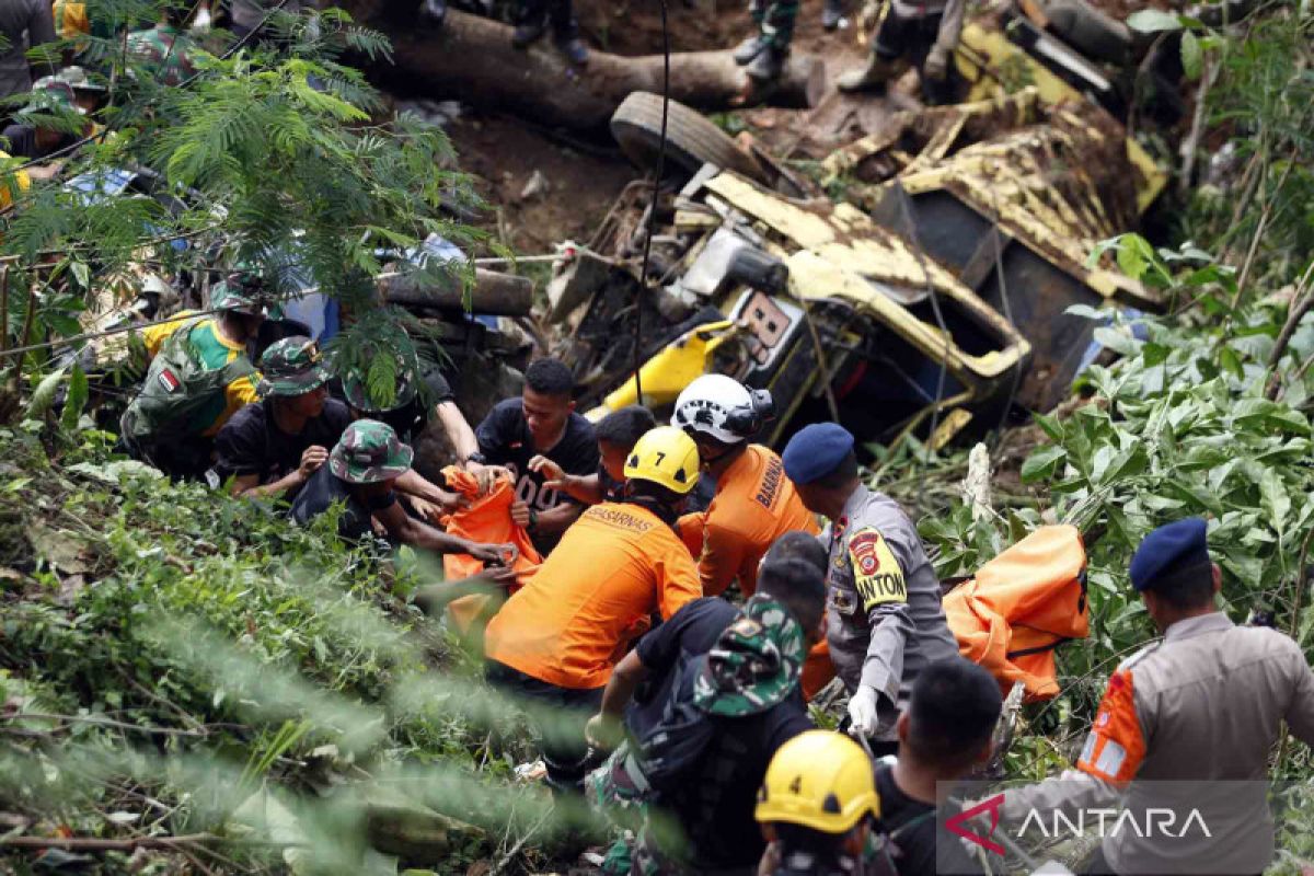 Tim SAR gabungan gelar operasi pencarian korban tertimbun longsor gempa Cianjur - ANTARA News