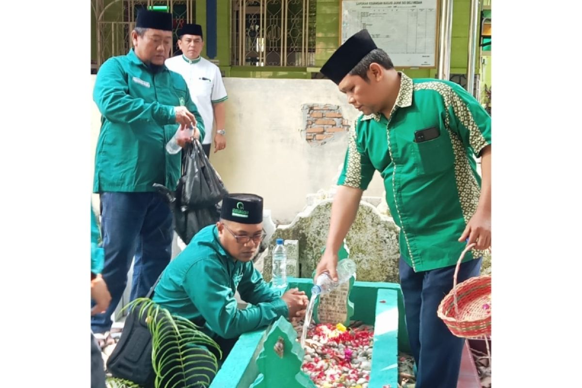 Ziarahi makam ulama peringati 92 tahun Al Washliyah - ANTARA News ...