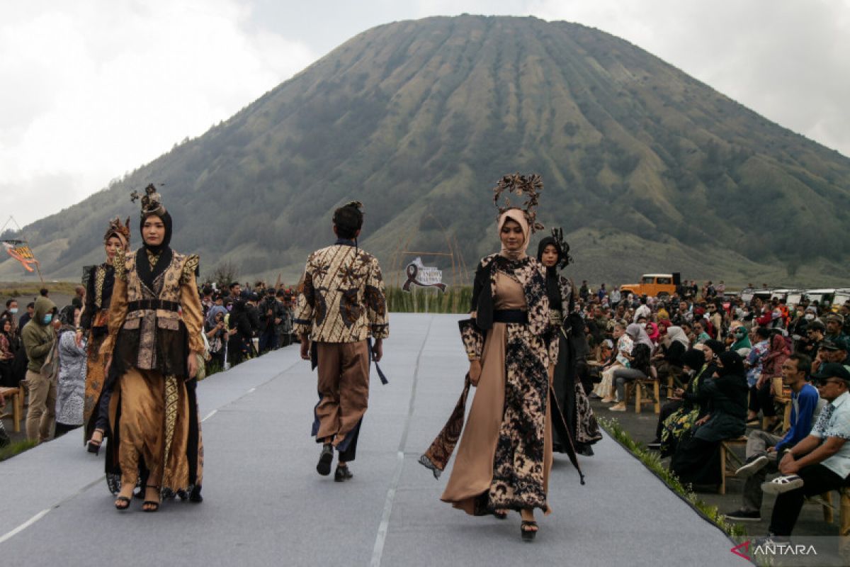 East Java Fashion Harmony di Bromo - ANTARA News