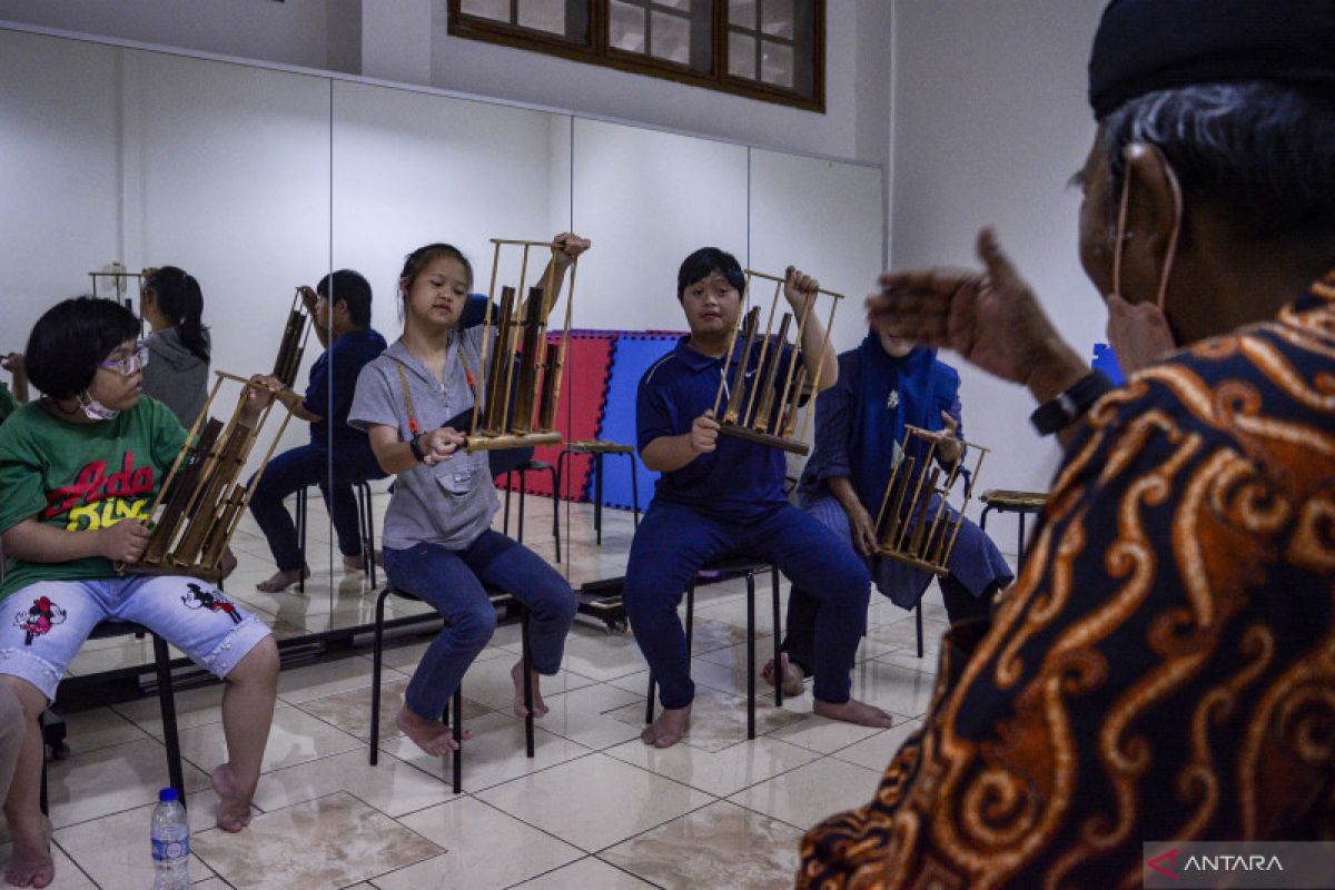 Kelas angklung untuk anak dengan down syndrom - ANTARA News
