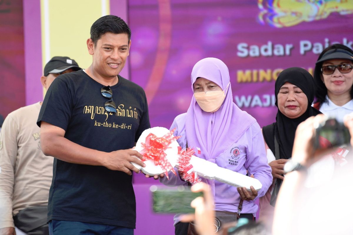 Ribuan warga Kediri ikuti jalan santai - ANTARA News Jawa Timur