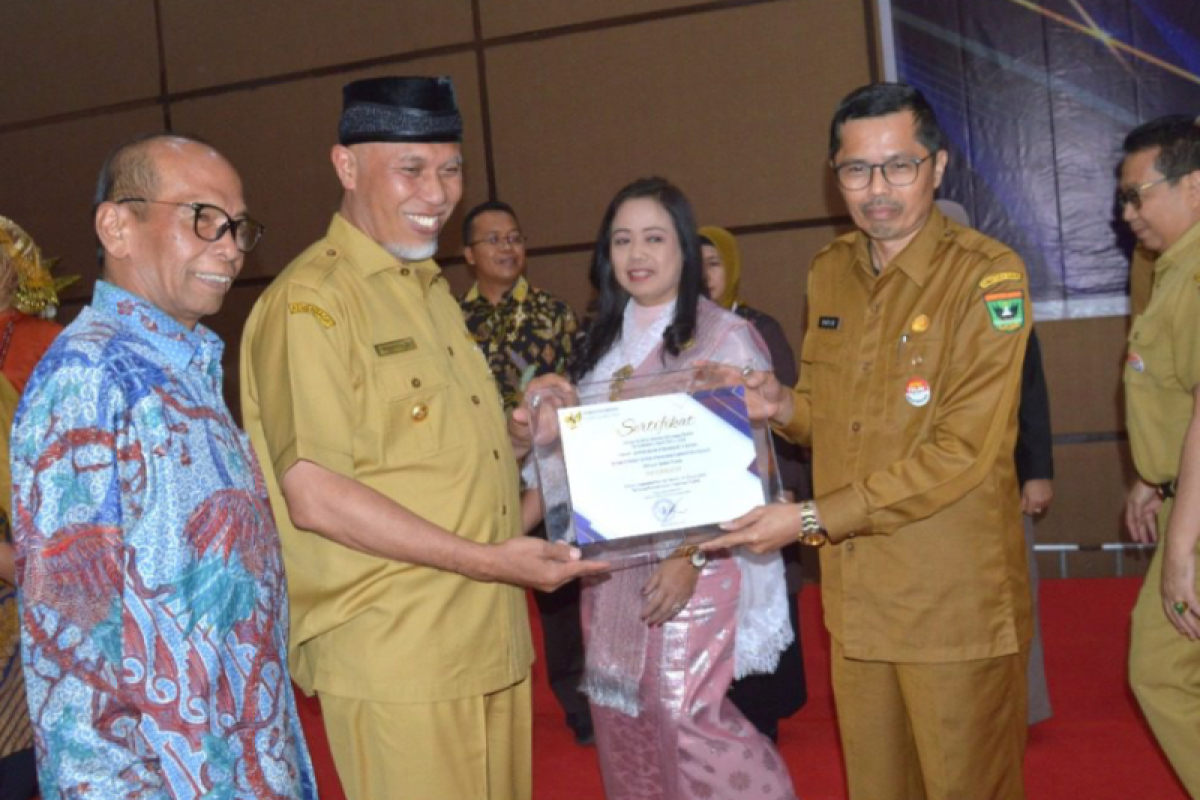 Sekretariat DPRD Sumbar terima tiga penghargaan dalam AKIP 2022 - ANTARA Sumatera Barat