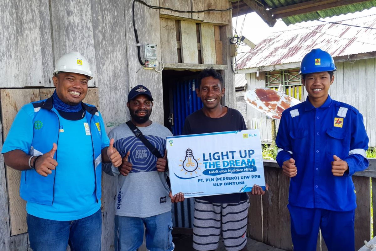 Warga Kamundah Teluk Bintuni nikmati listrik 18 jam sehari