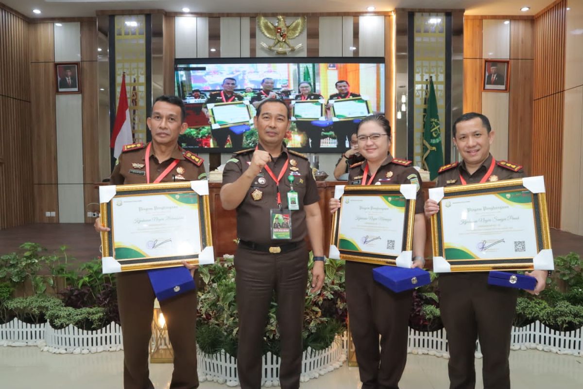 Kejari Batanghari menerima dua penghargaan dari Kejati Provinsi Jambi - ANTARA News Jambi