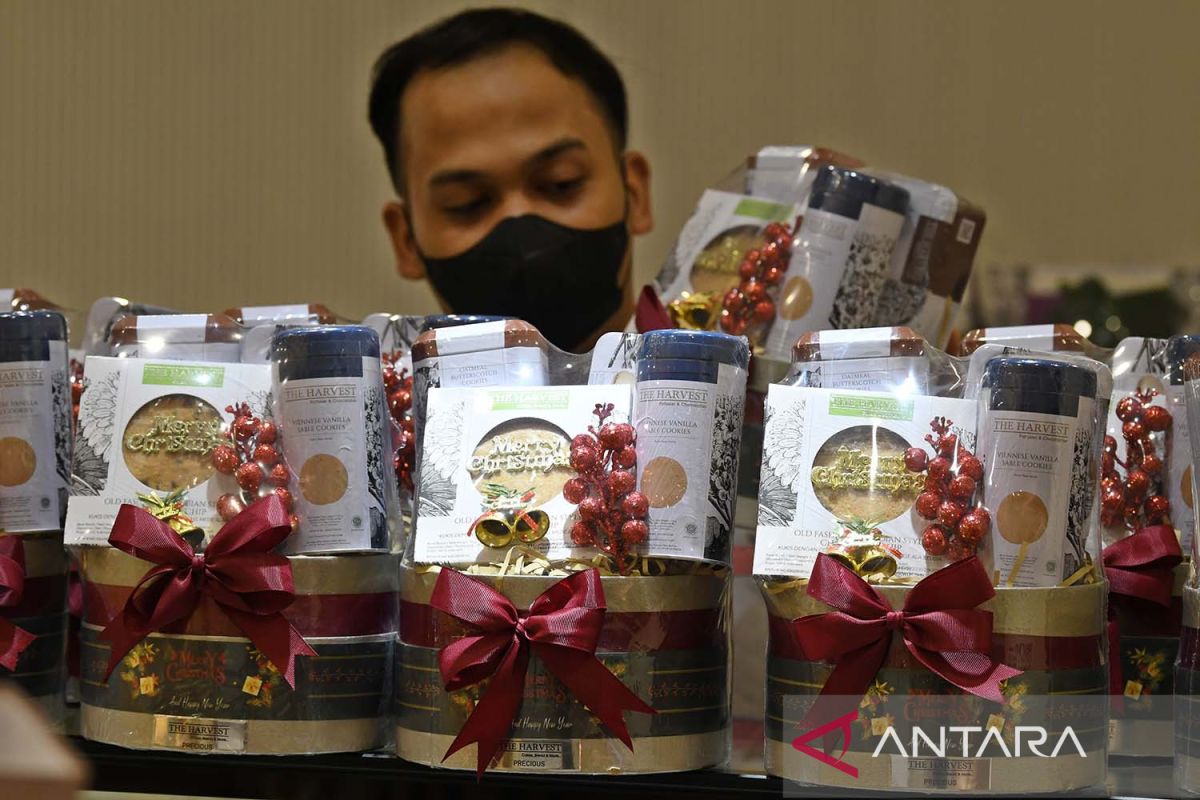 Penjualan bingkisan kue khas Natal - ANTARA News