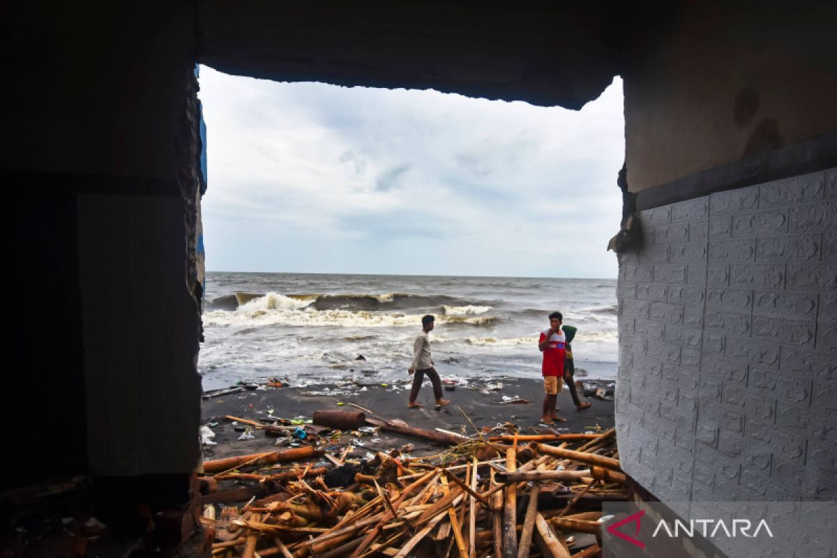 Belasan rumah warga di Mataram tergerus abrasi - ANTARA News