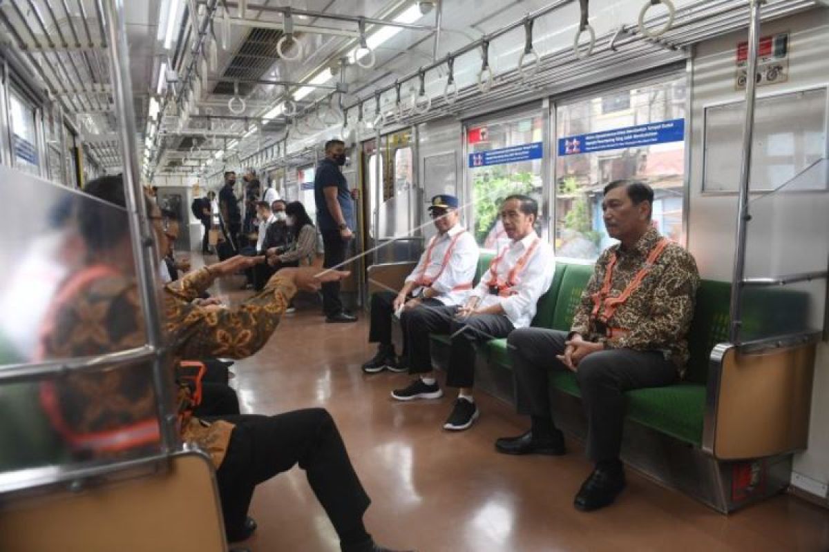 Presiden Jokowi Menumpang KRL Commuter Line - ANTARA Sumatera Barat