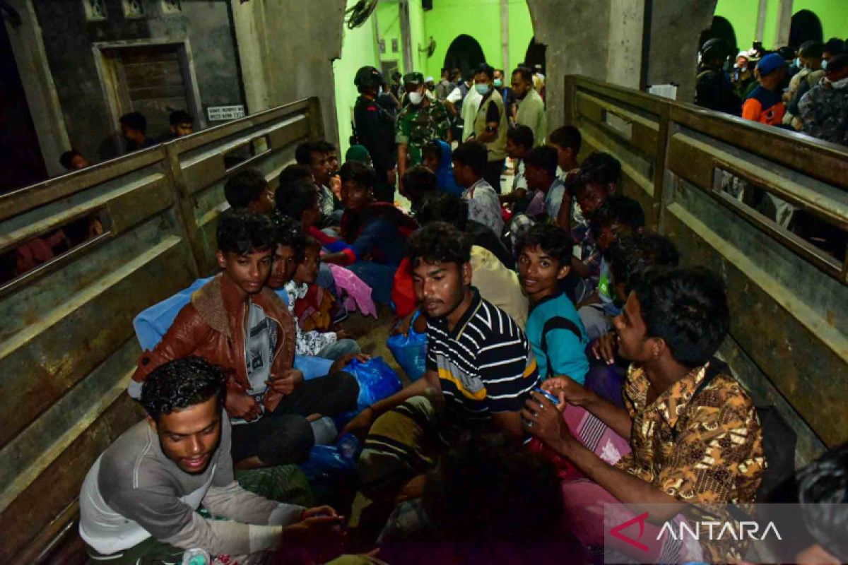 Seratusan imigran etnis Rohingya kembali terdampar di pesisir pantai Pidie, Aceh - ANTARA News