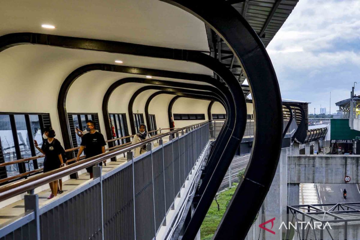 Pembukaan operasional jembatan layang penyeberangan orang Stasiun MRT Lebak Bulus - ANTARA News