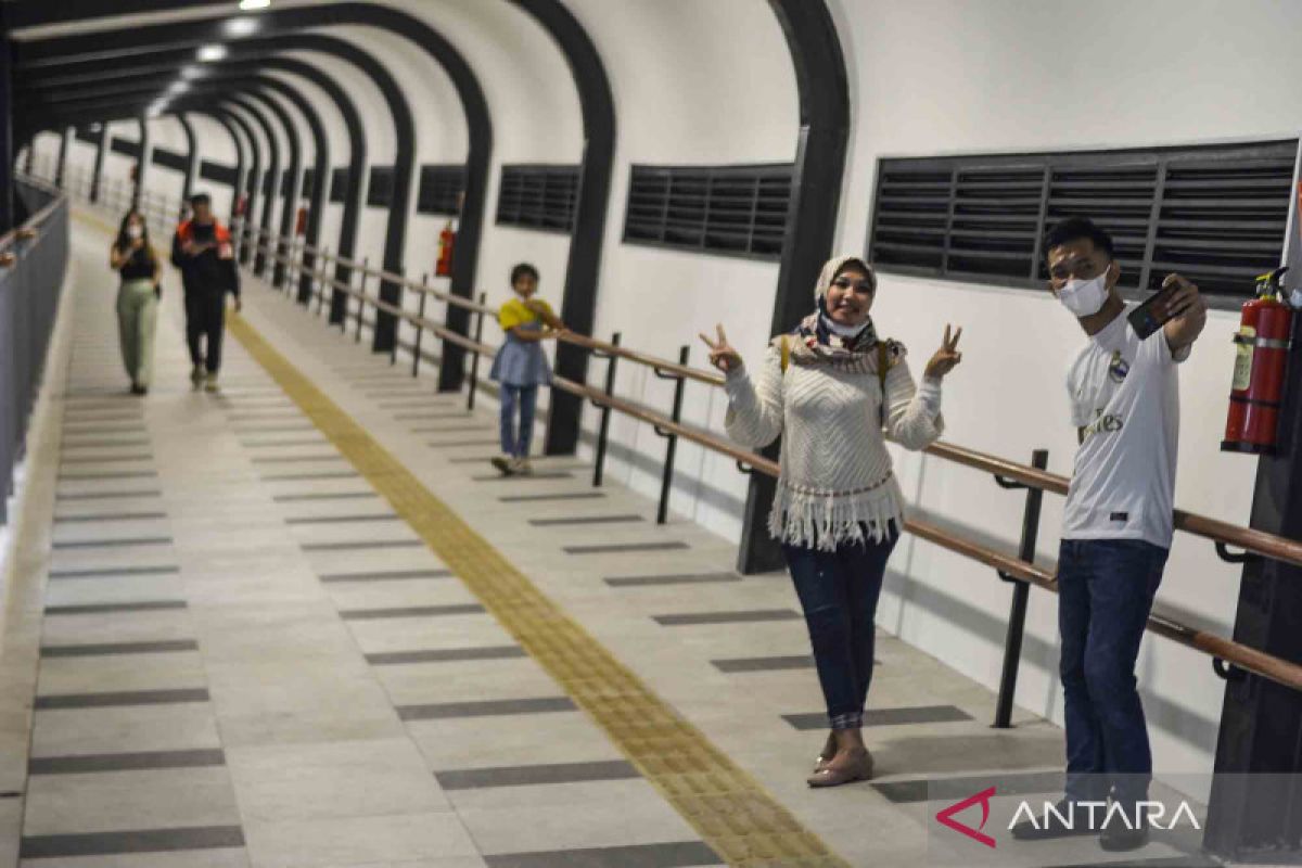 Pembukaan operasional jembatan layang penyeberangan orang Stasiun MRT Lebak Bulus - ANTARA News
