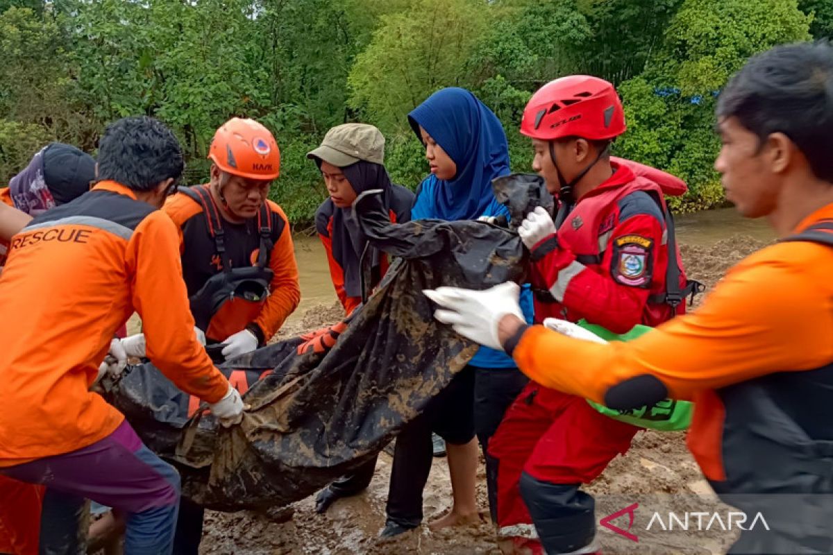 Evakuasi Korban Tanah Longsor Di Kabupaten Maros Antara News