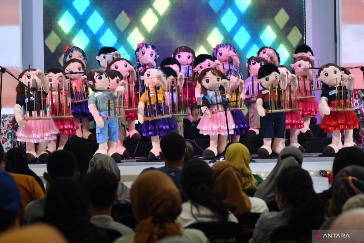 Boneka robot mainkan angklung - ANTARA News