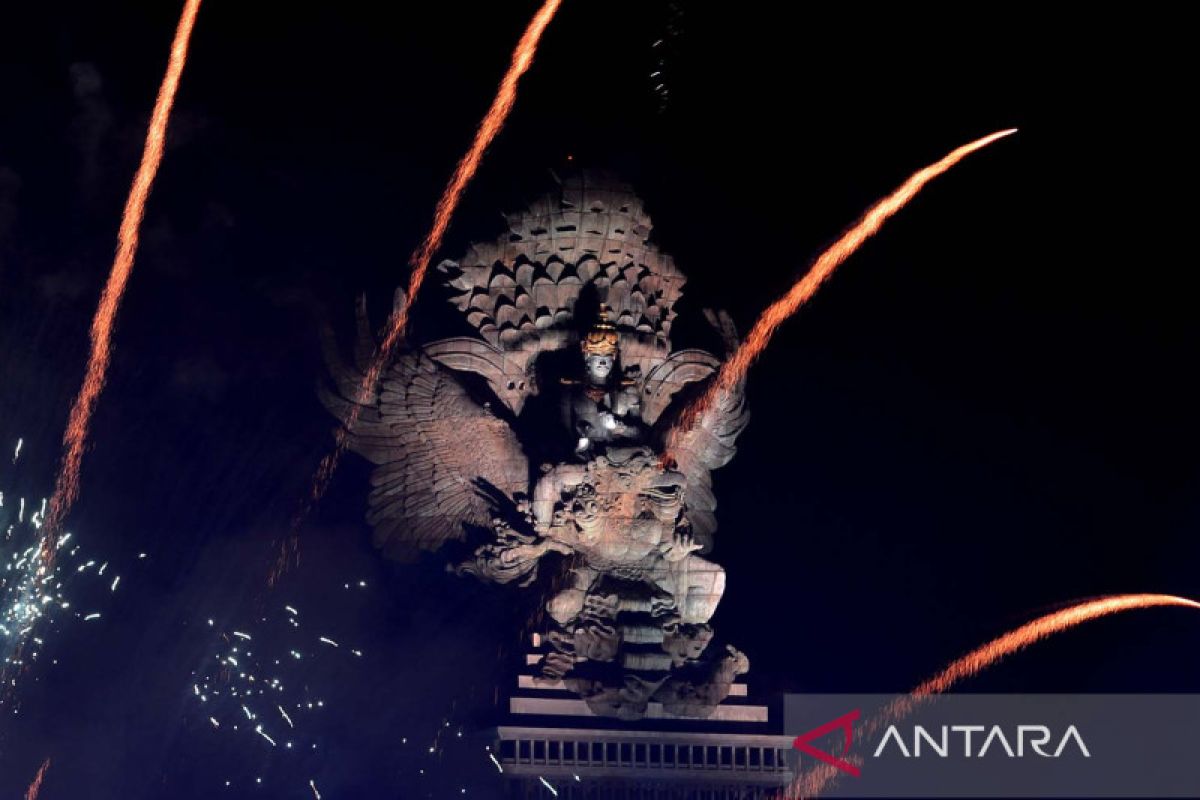 Pesta kembang api sambut tahun baru 2023 di GWK Bali - ANTARA News