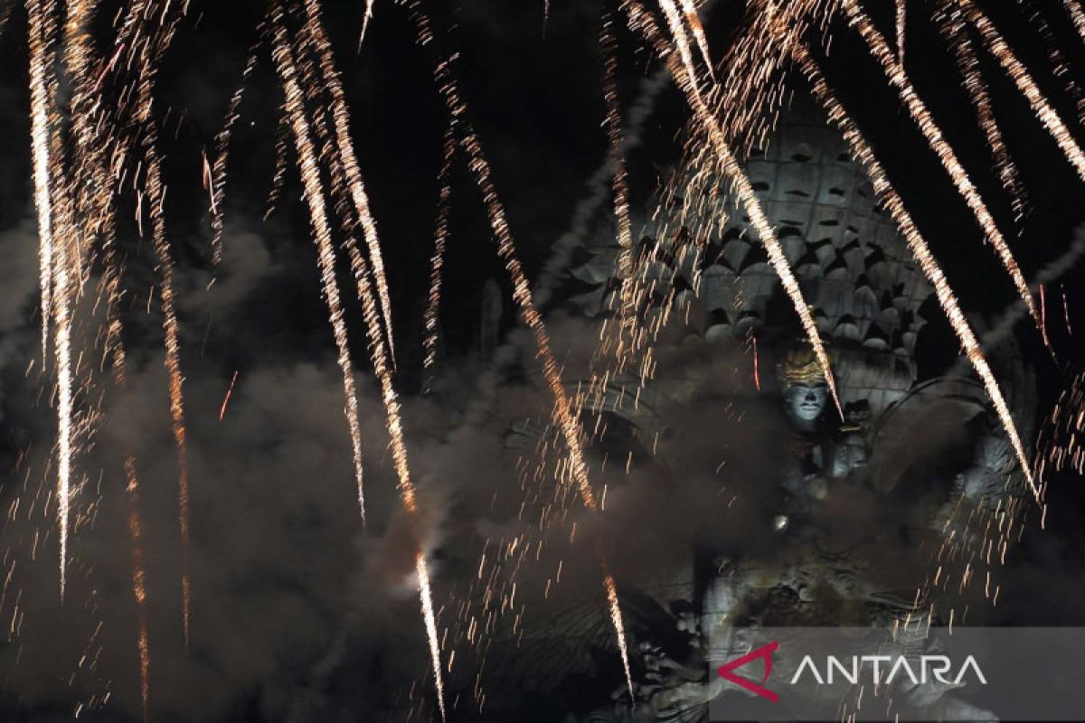 Pesta kembang api sambut tahun baru 2023 di GWK Bali - ANTARA News