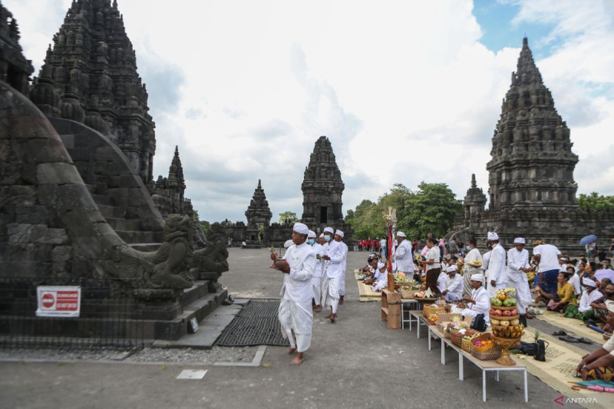 Sembahyang Hari Raya Kuningan di Candi Prambanan - ANTARA News