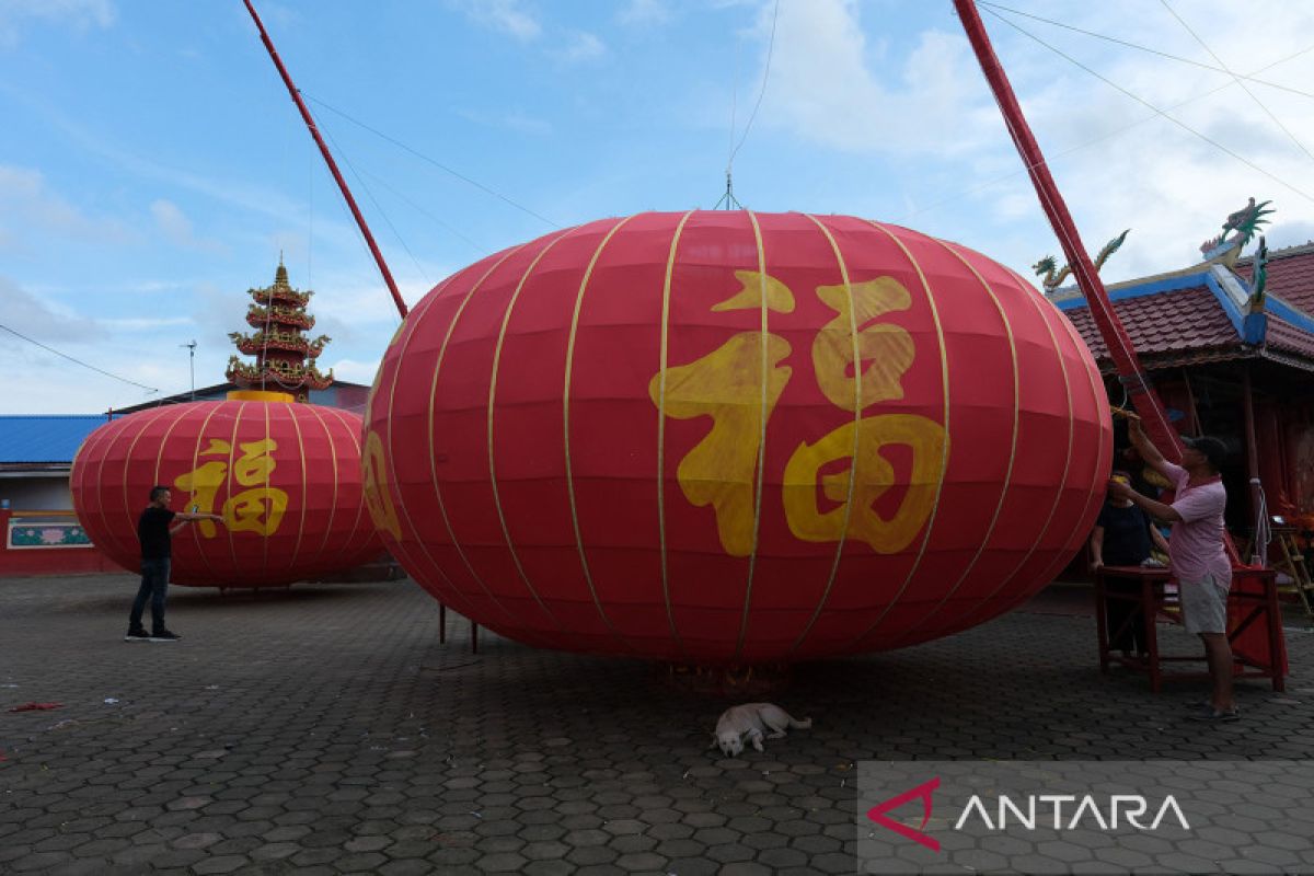 Lampion raksasa untuk meriahkan imlek di Kubu Raya - ANTARA News
