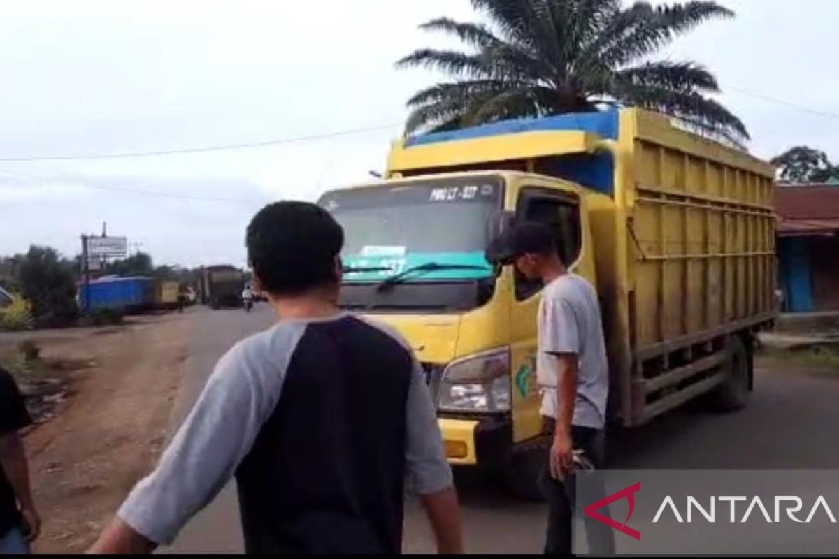Masyarakat Tanjung Mulyo Batanghari tutup jalan nasional halau truk batu bara - ANTARA News Jambi