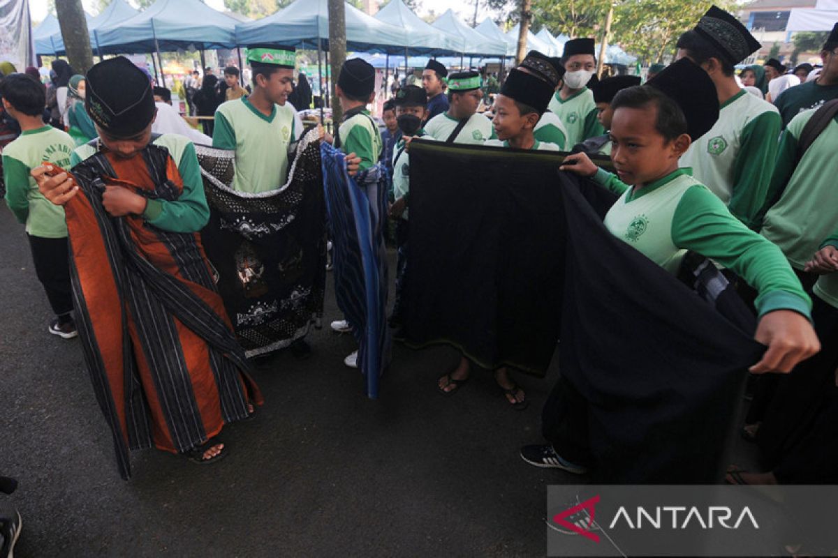 Menjaga tradisi sarung sebagai pakaian santri - ANTARA News