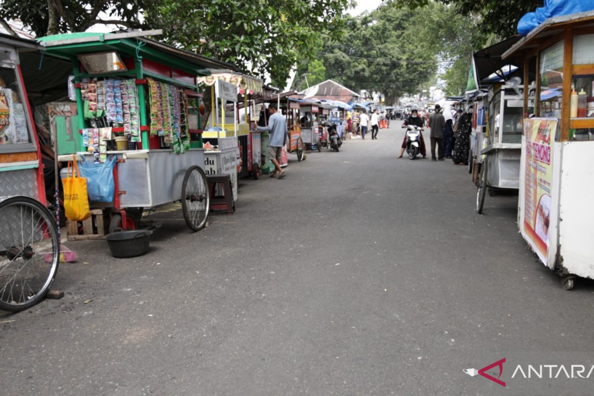 Puluhan pedagang Lapangan Cindua Mato Batusangkar mulai tempati lokasi ...